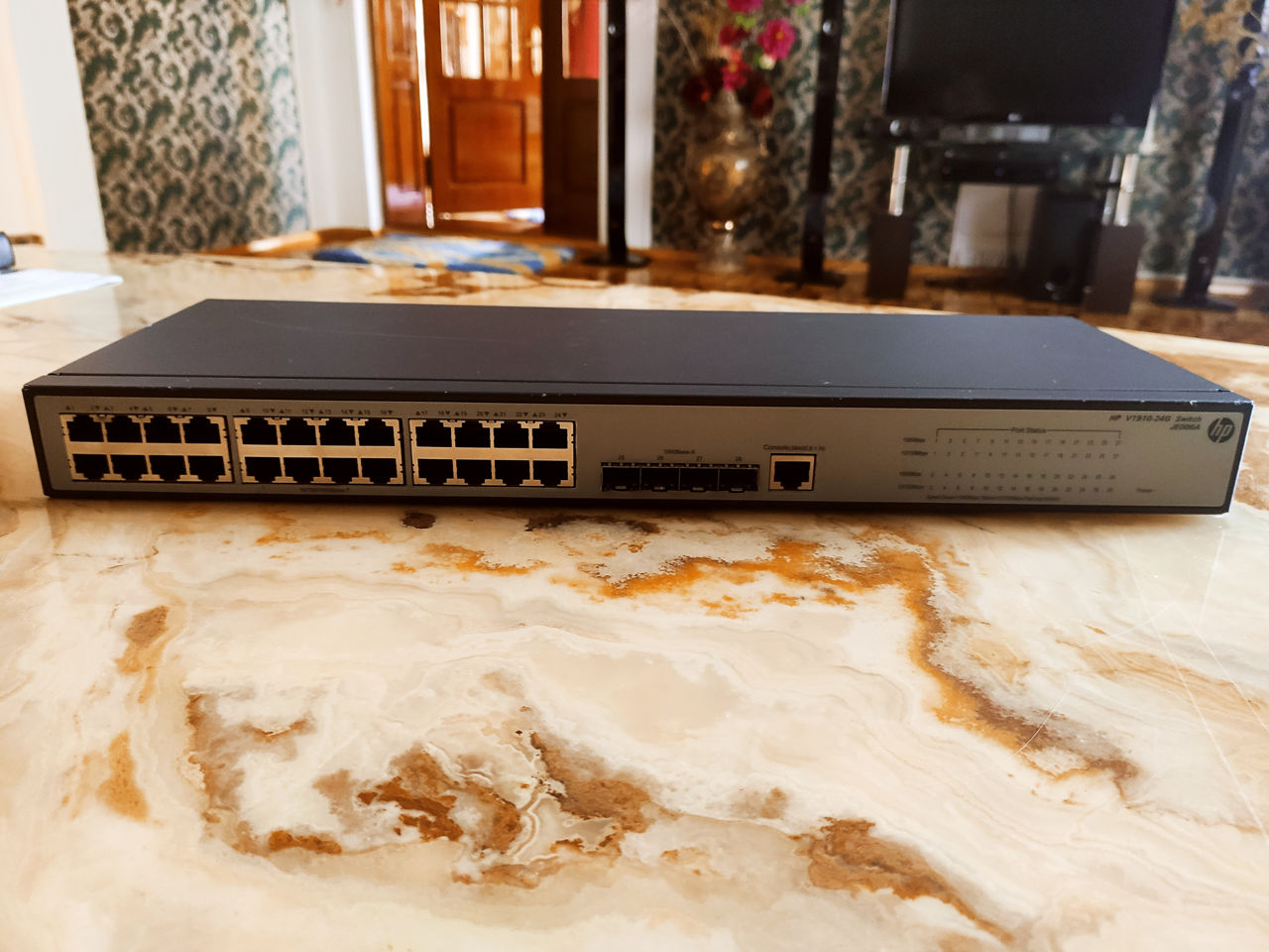 24-портовый Ethernet-коммутатор HP V1910-24G — JE006A