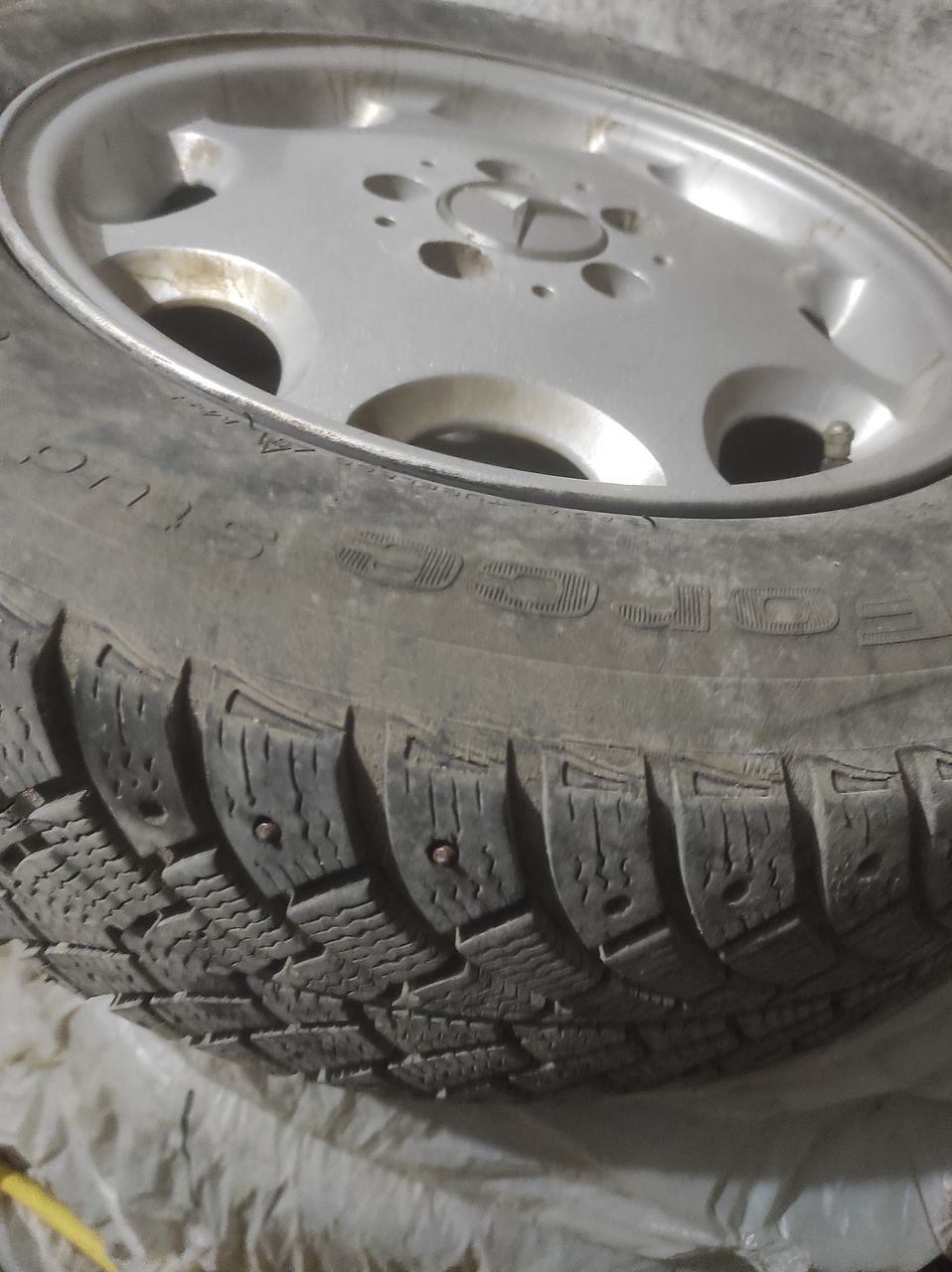 Vînd 4 discuri cu roți de iarnă la preț de 4000 lei