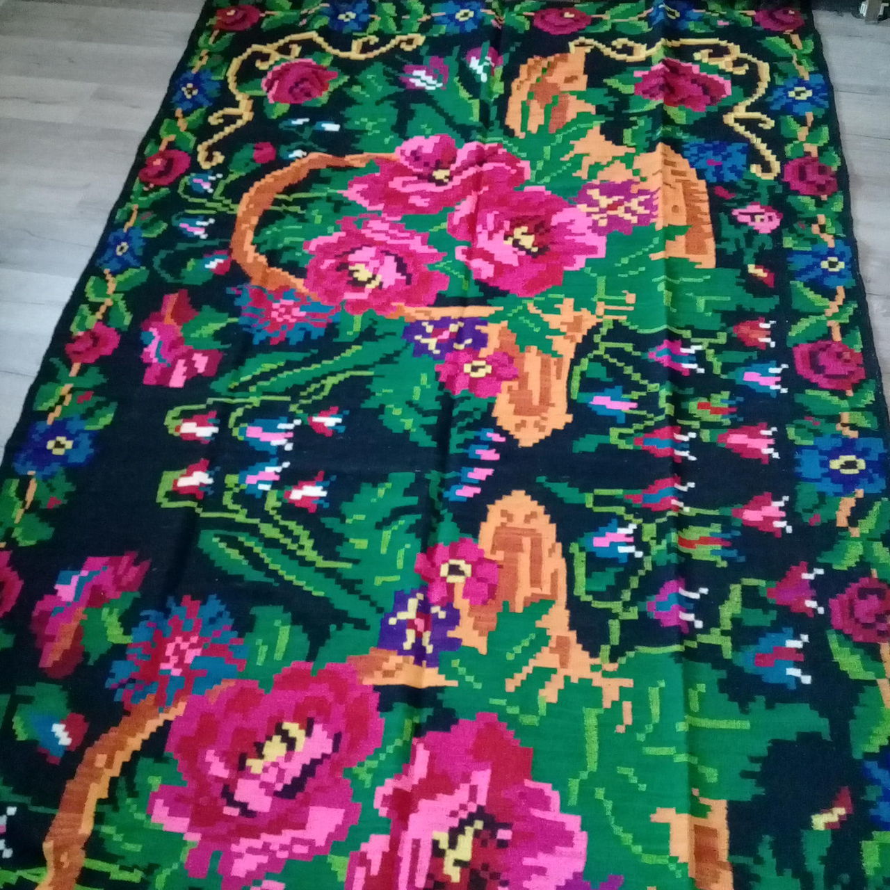 ! se vind doua covoare moldovenesti!!