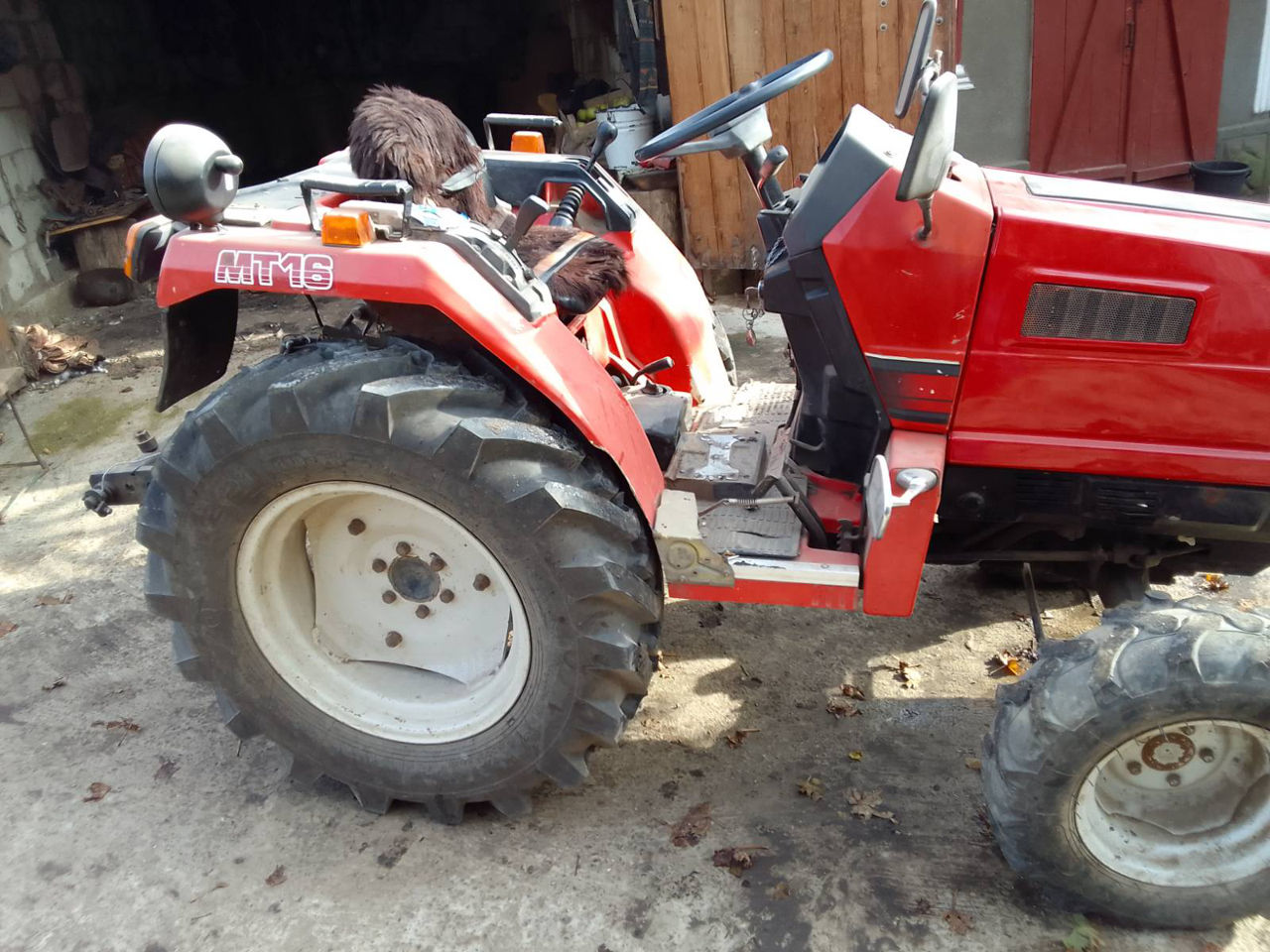 Tractor + remorca,freza,plug.