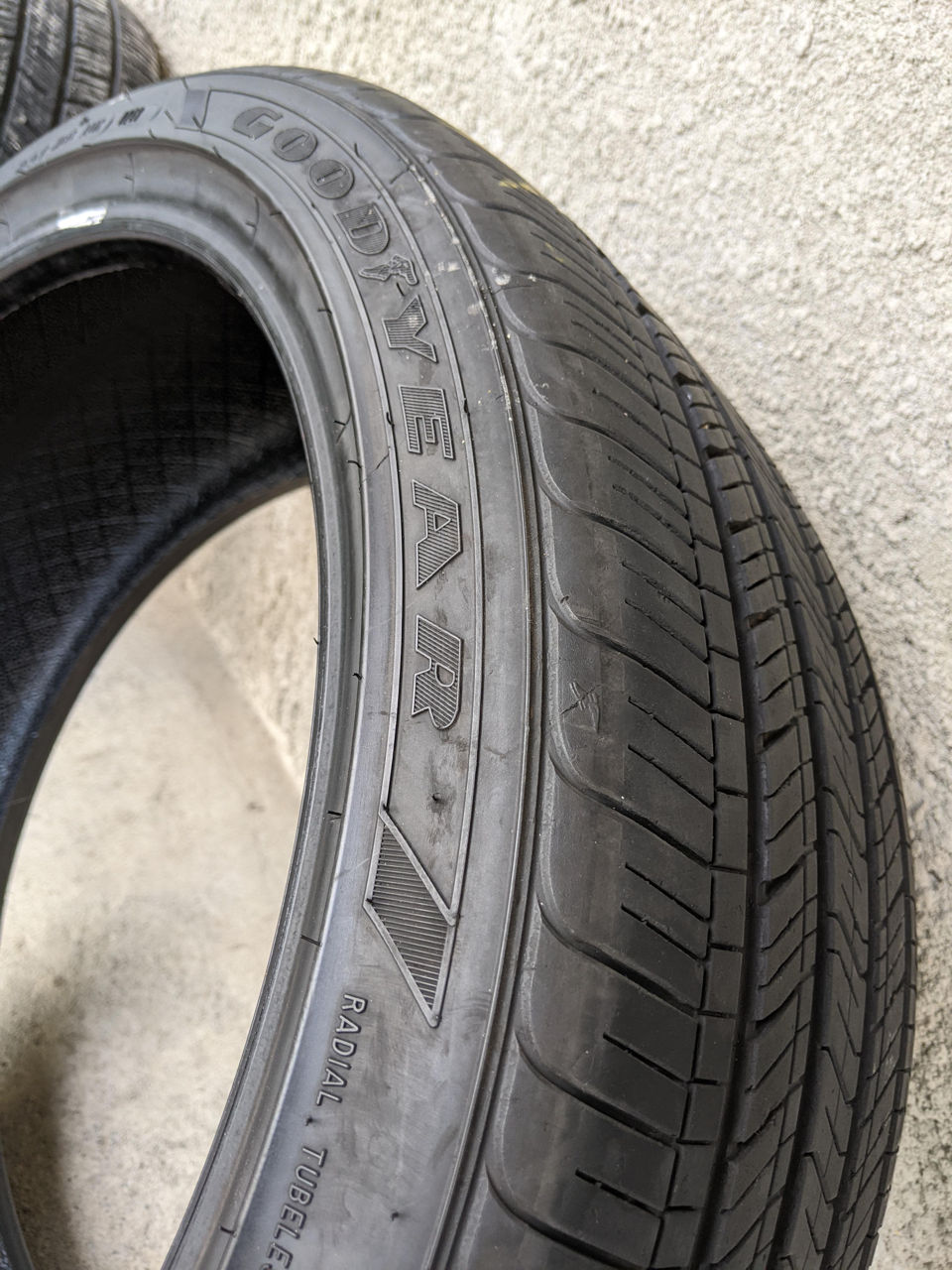 Good Year 235/40 R19