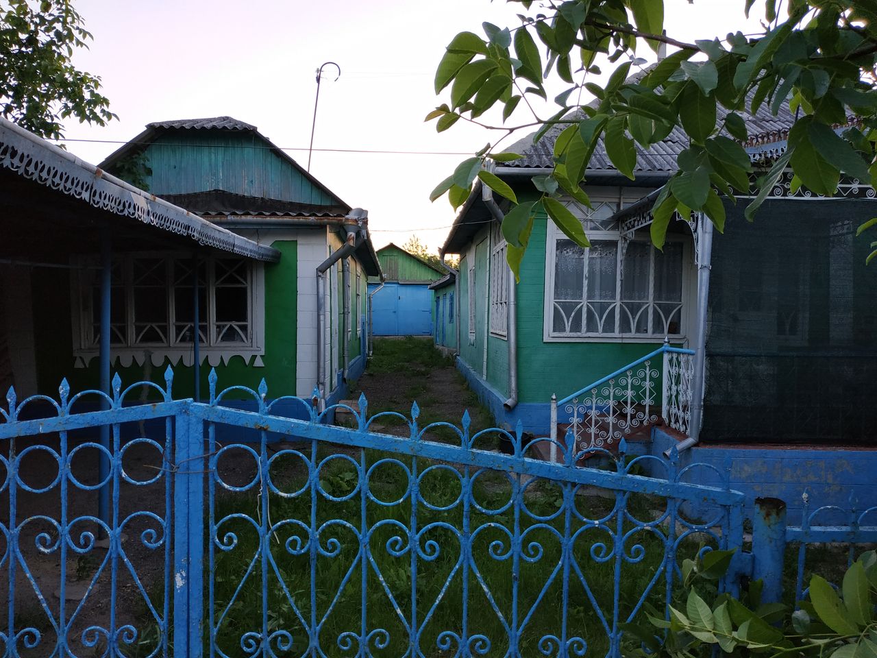 Vind casa,sarai cu beci,garaj mare,saraica pentru lemne.