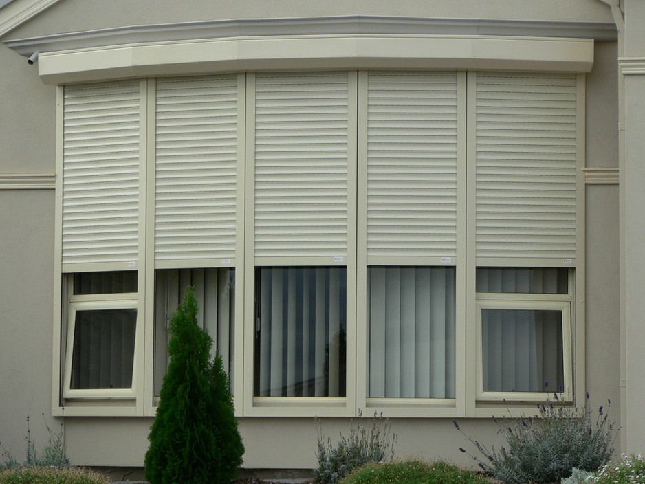 Rulouri exterioare si Plase insecte pentru ele.