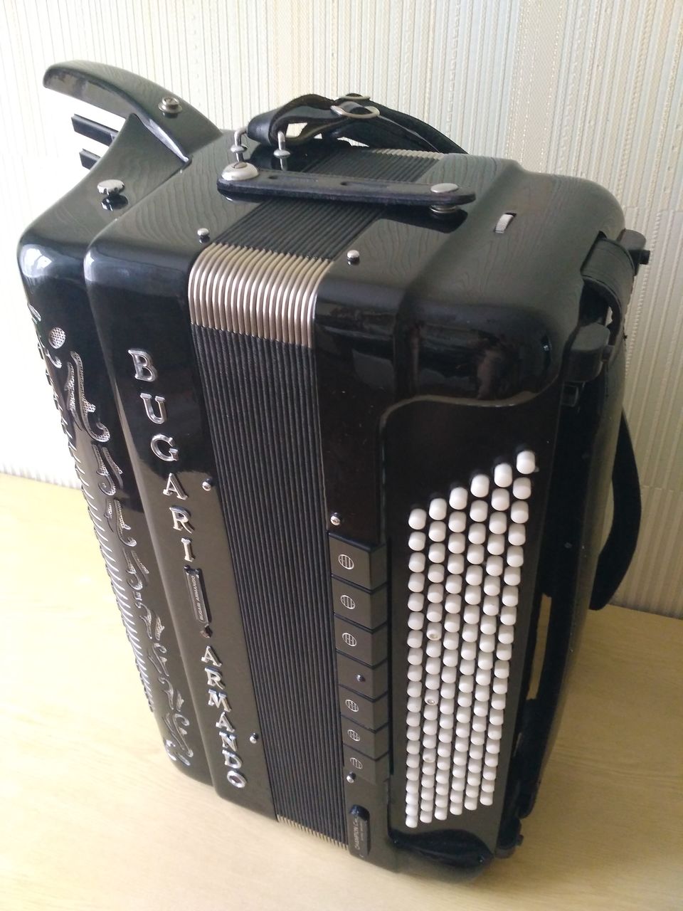 Bugari Armando Champion Cass