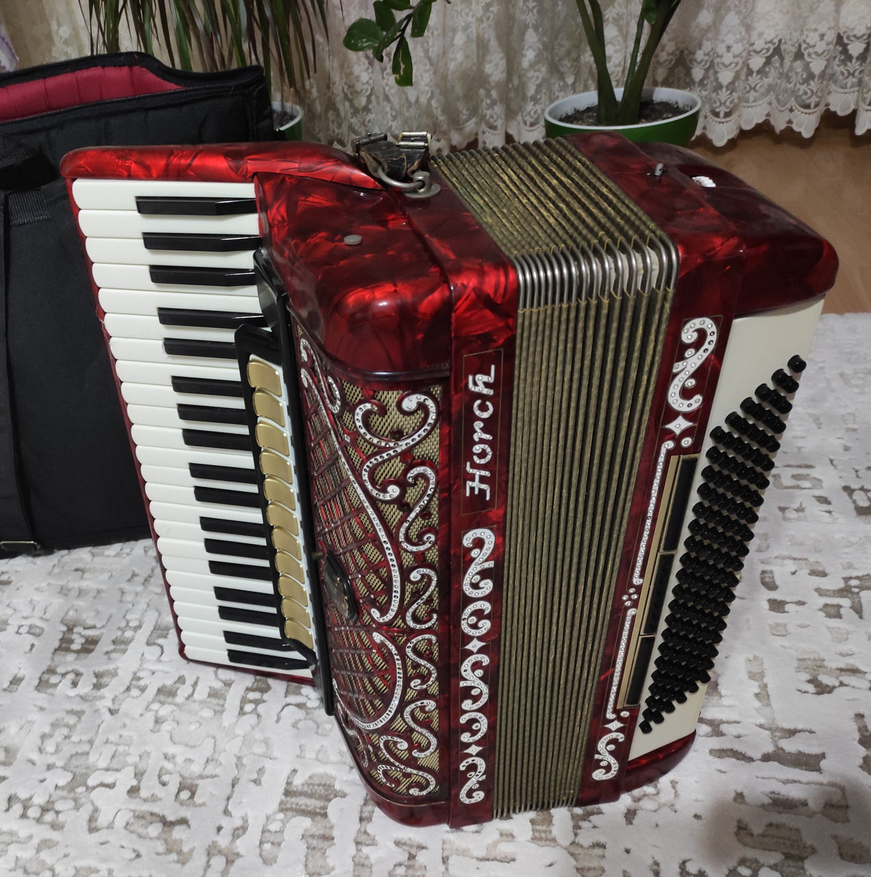 Vând acordeon Horch (120 bași)