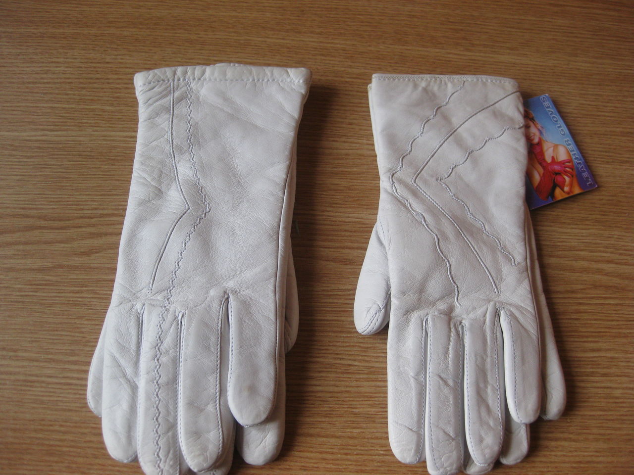 Manusi albe, noi, piele naturala - laica, Romania