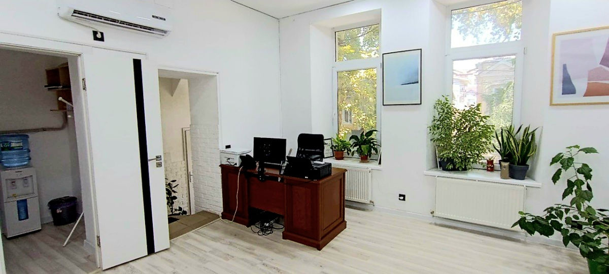 Chirie. Oficiu de 35 m.p. în sect. Centru, str. 31 August.