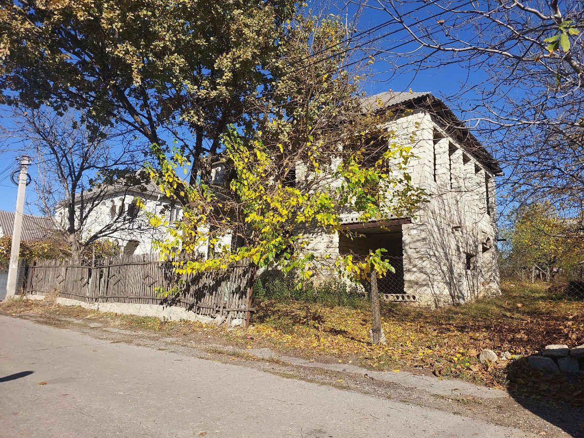 Budesti. Se vinde teren pentru constructie cu casa, 9 ari.