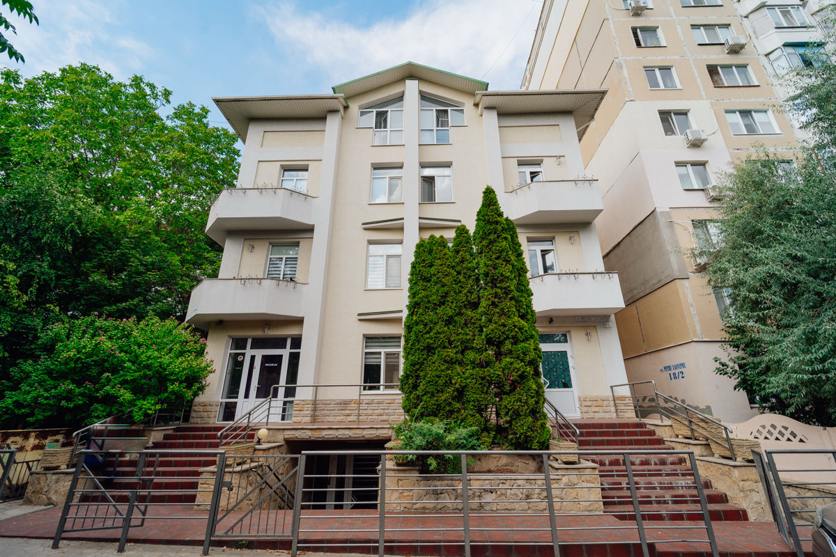 Casă la sol cu 3 apartamente și spațiu comercial
