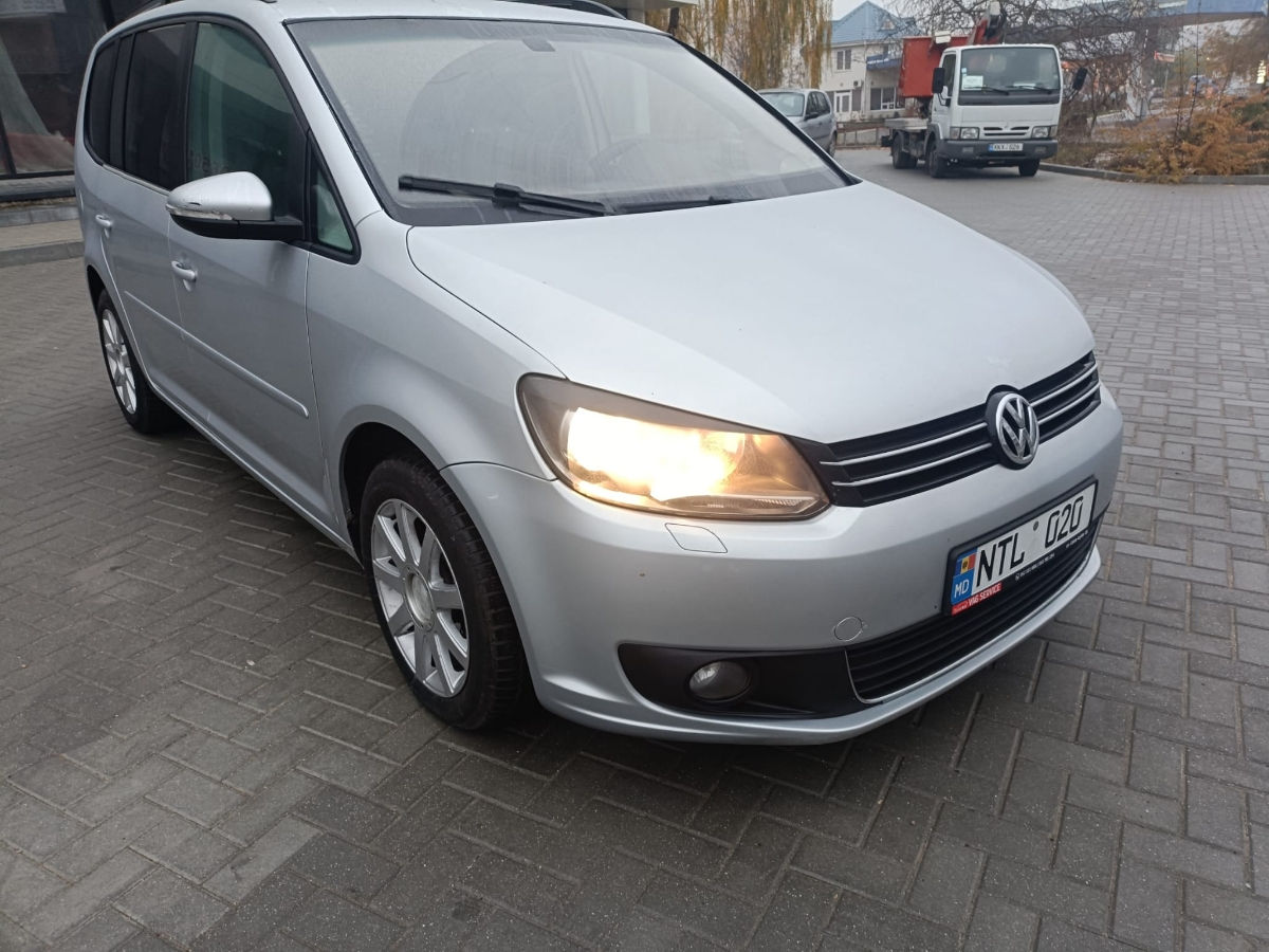 Volkswagen Touran an. 2011 cu rulaj 270400 km, Benzină, 6400