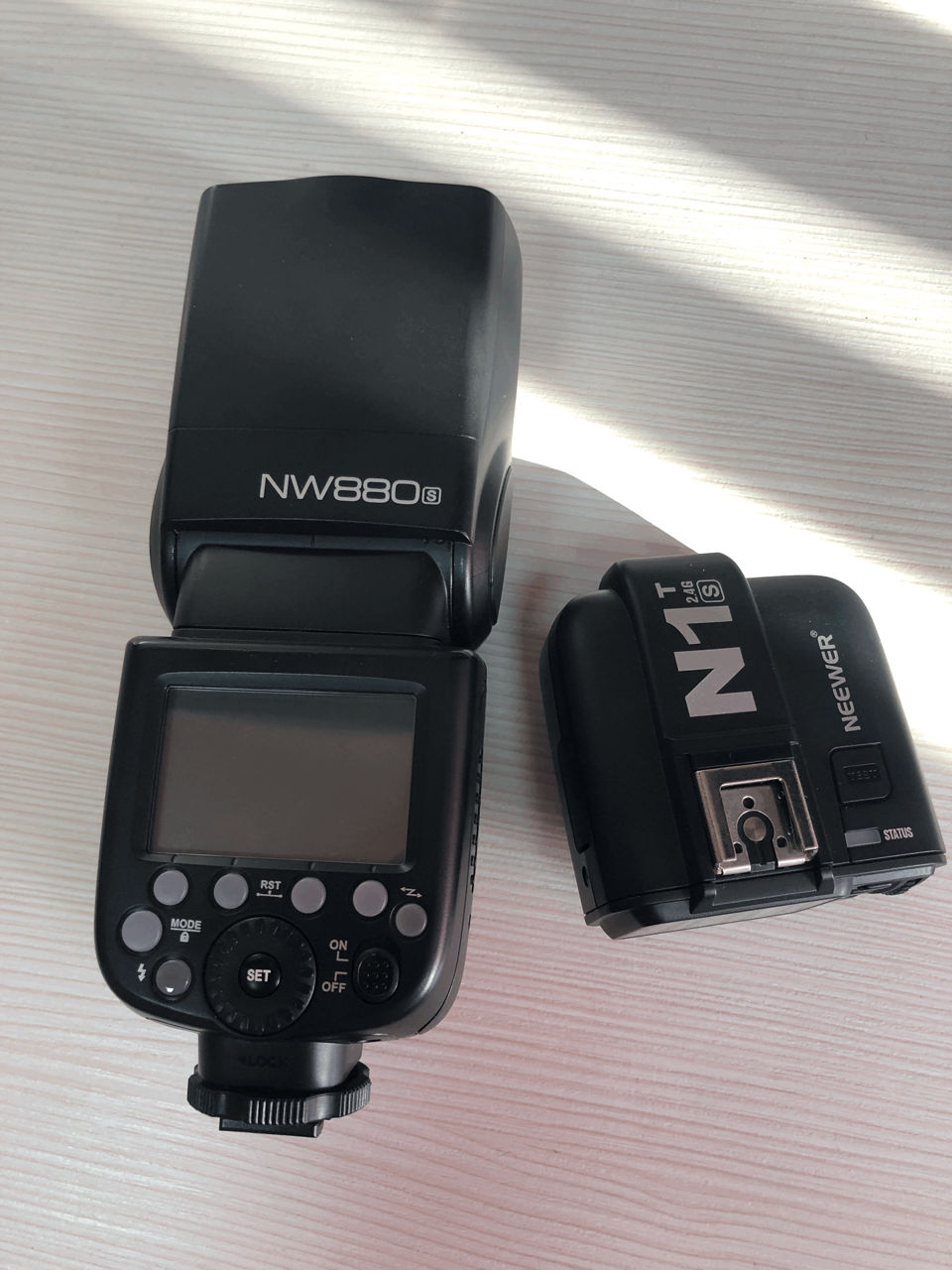 Se vinde transmițător + bliț Neewer, pentru Sony