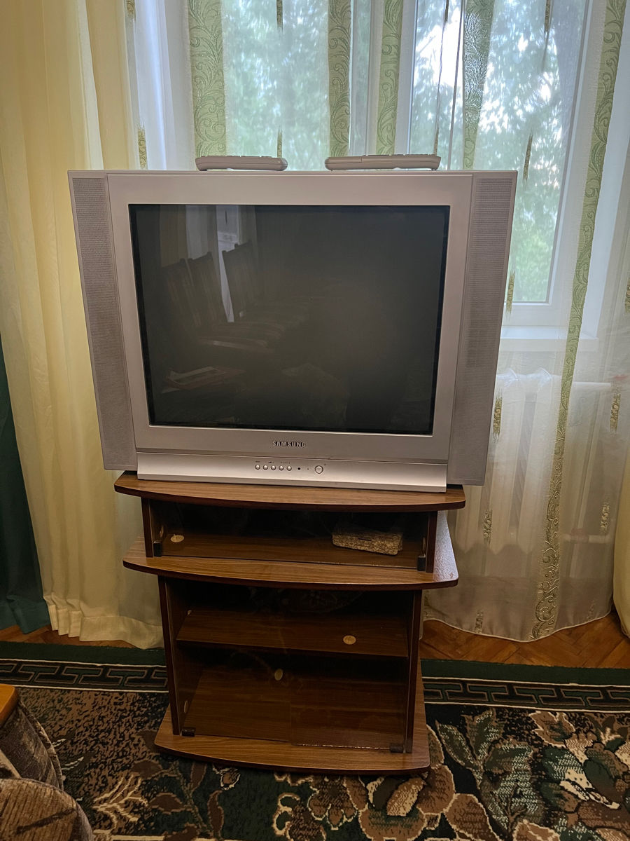 Se vinde televizor starea foarte buna la pret ieften cu 2 telecomenzi