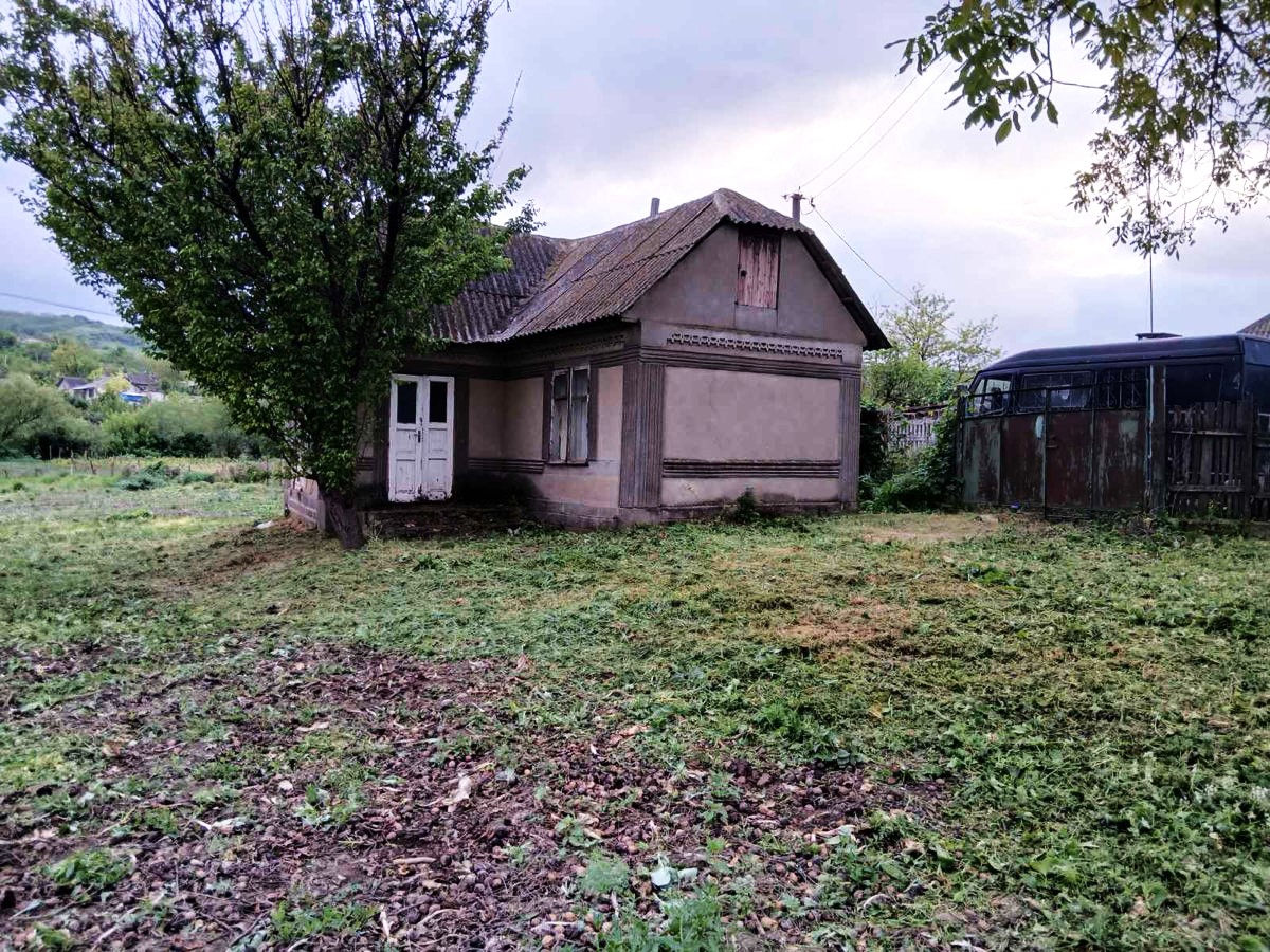 Se vinde lot de teren(construcții) +vila mică / r. Criuleni sat. Izbiste
