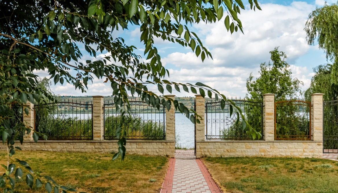 Spre vânzare casă pe malul lacului Ghidighici, din lemn cu un design ...