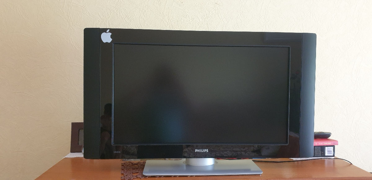 Vind televizor Philips stare foarte buna cu telecomandă in funcțiune