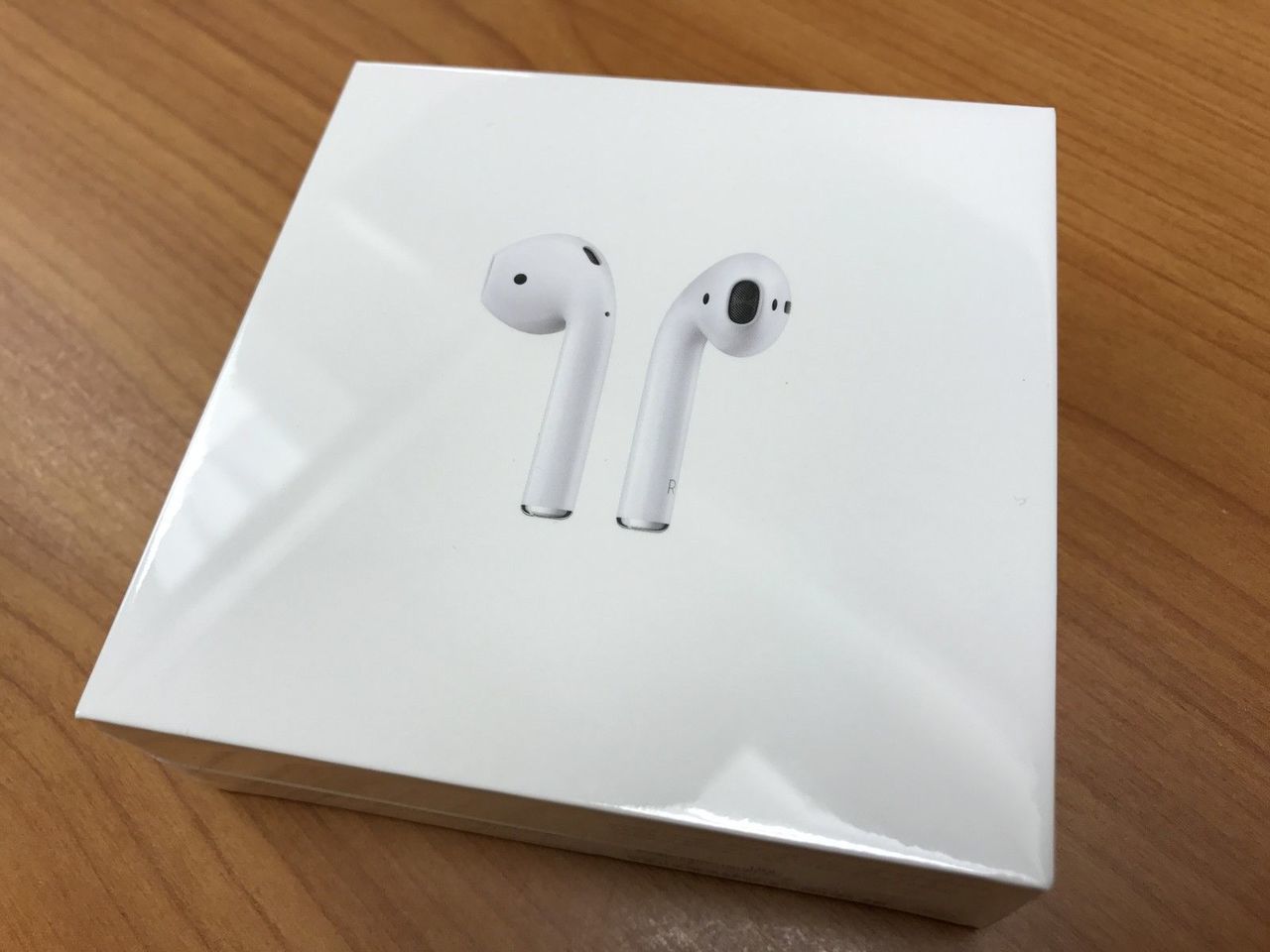 AirPods 2 - умные беспроводные наушники от Apple