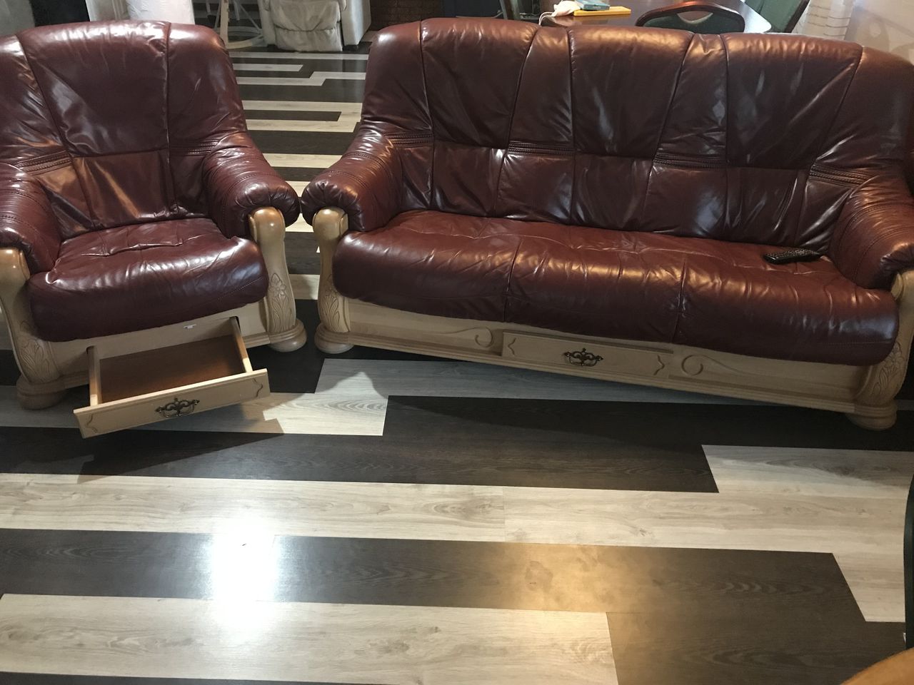 Canapea si fotolii din piele