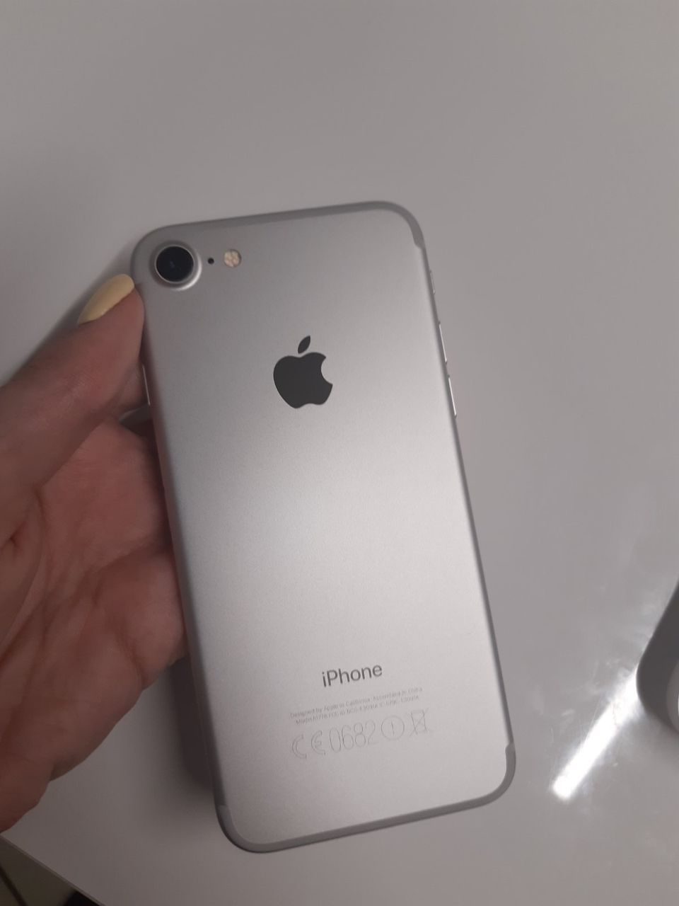 Vînd Iphone 7 silver/ 32 GB