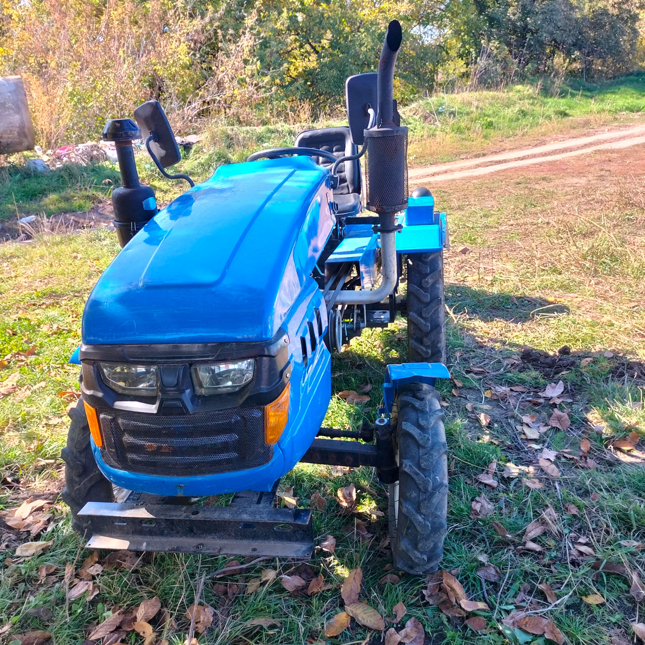 Se vinde minitractor 20 cai împreună cu remorca plug și freză.