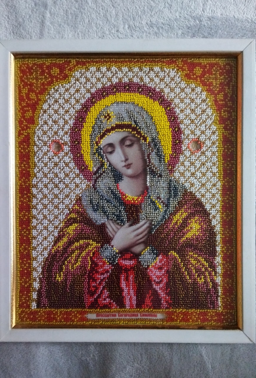 Продаются иконы и разные картины.