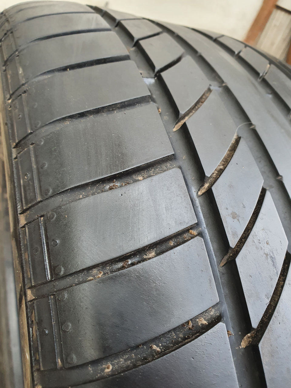 275/45/ R19- Continental.