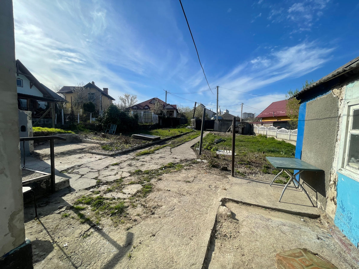 Se vinde teren 10 ari privatizați + 2 căsuțe + beci , în inima Cricovei – 95.000