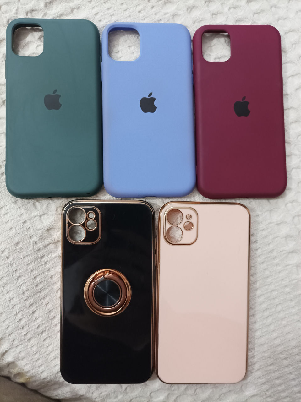 Продам чехлы б/у на IPHONE 11 и новый чехол на IPHONE 5, 5SE