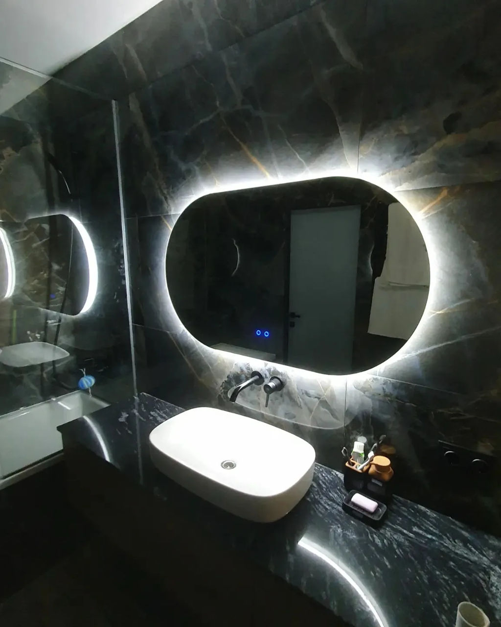 Oglinzi cu iluminare LED