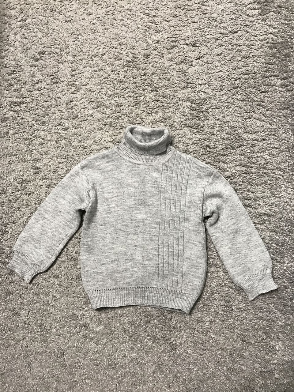 Vînd pulover copiii