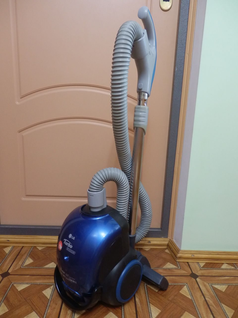 Пылесос LG V-C4161HT 1600W