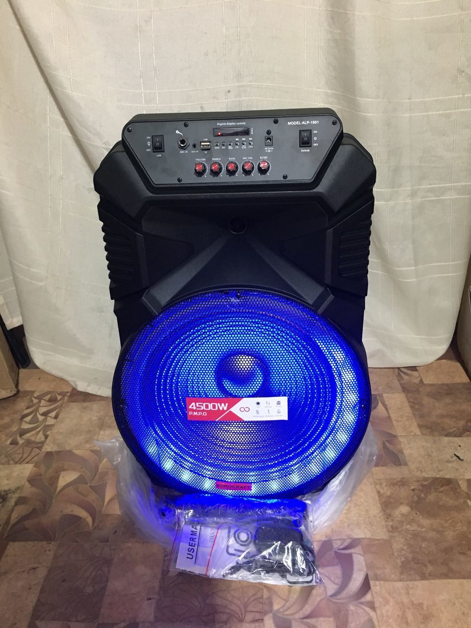 Boxa activa ,Bluetooth, Microfoane Flashca ,Aux , equalizer ,Mp3, usb, fm