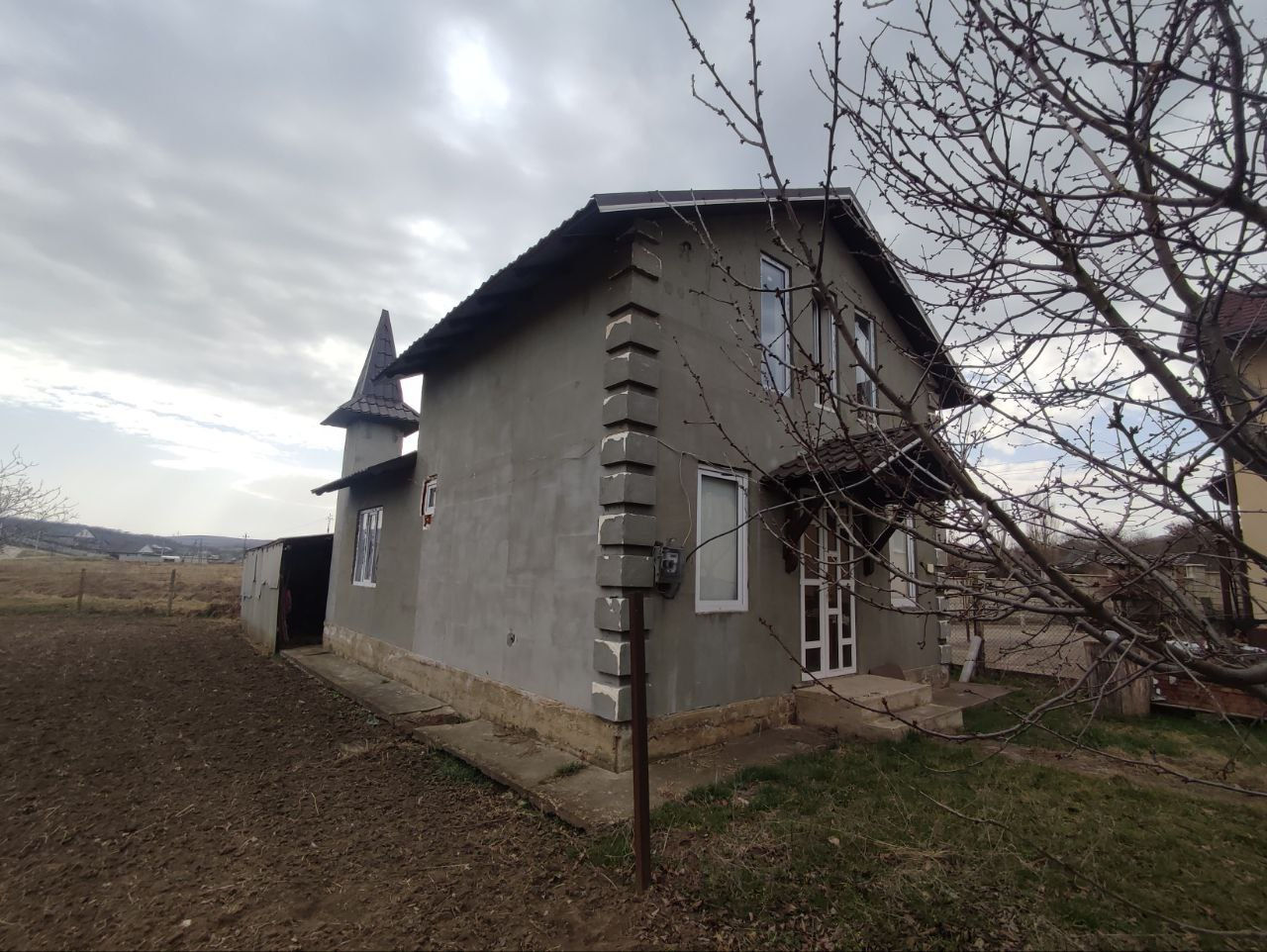 Se vinde casă + 3 ari de teren în orașul Sîngera