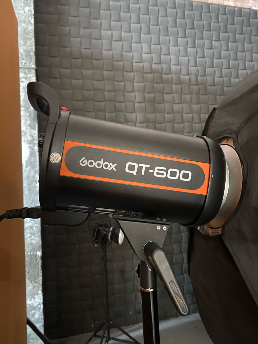 Продам Godox QT600