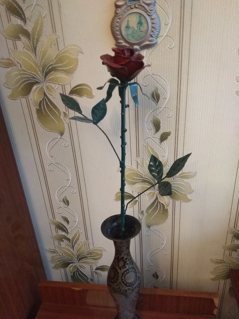 Розы из металла.