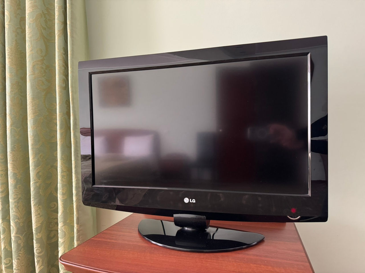 Televizoare de model LG dimensiune 80 cm / 52 cm; Philips dimensiune 80 ...