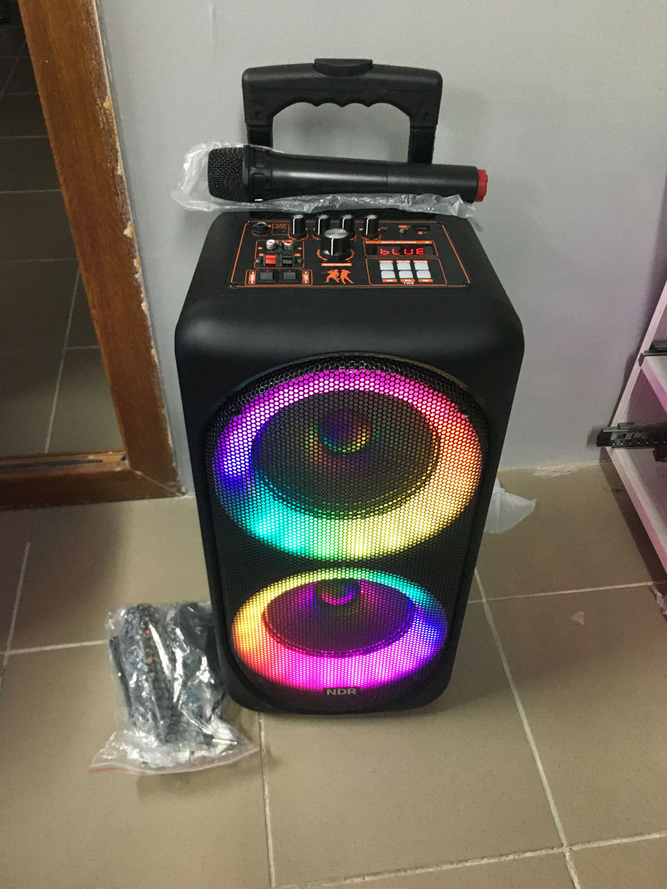 Boxa cu acumulator 2 microfoane , Blueetooth, MP3 extra bass, adusa din ...