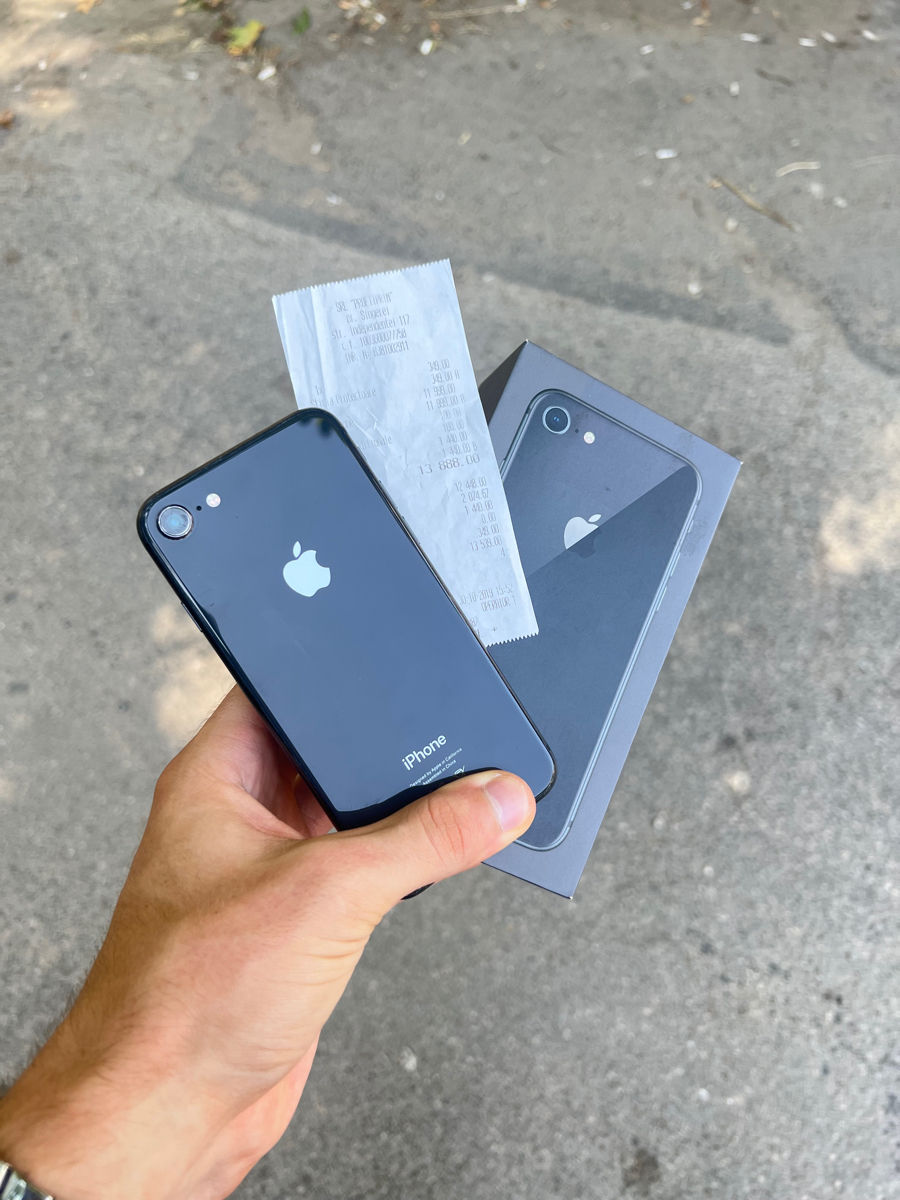 Vând Iphone 8 / Fără defectele / Tot complectul