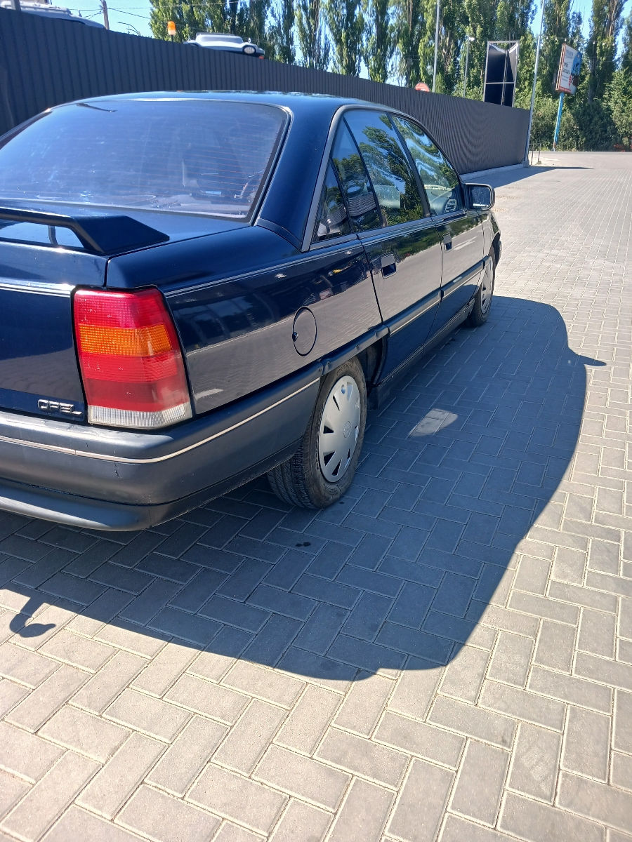 Opel Omega 1988 г. с пробегом 250000 км, Бензин, 2000