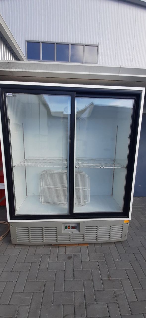 Frigiderul pentru băuturi este într-o stare bună