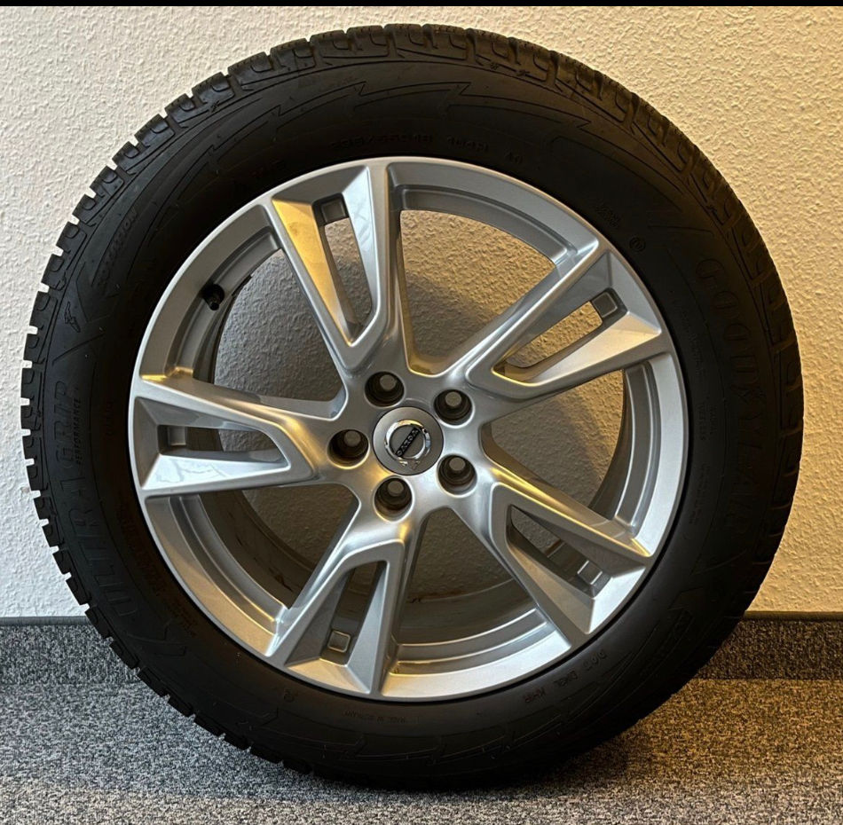 Se vind jante/discuri cu anvelope R18 Volvo