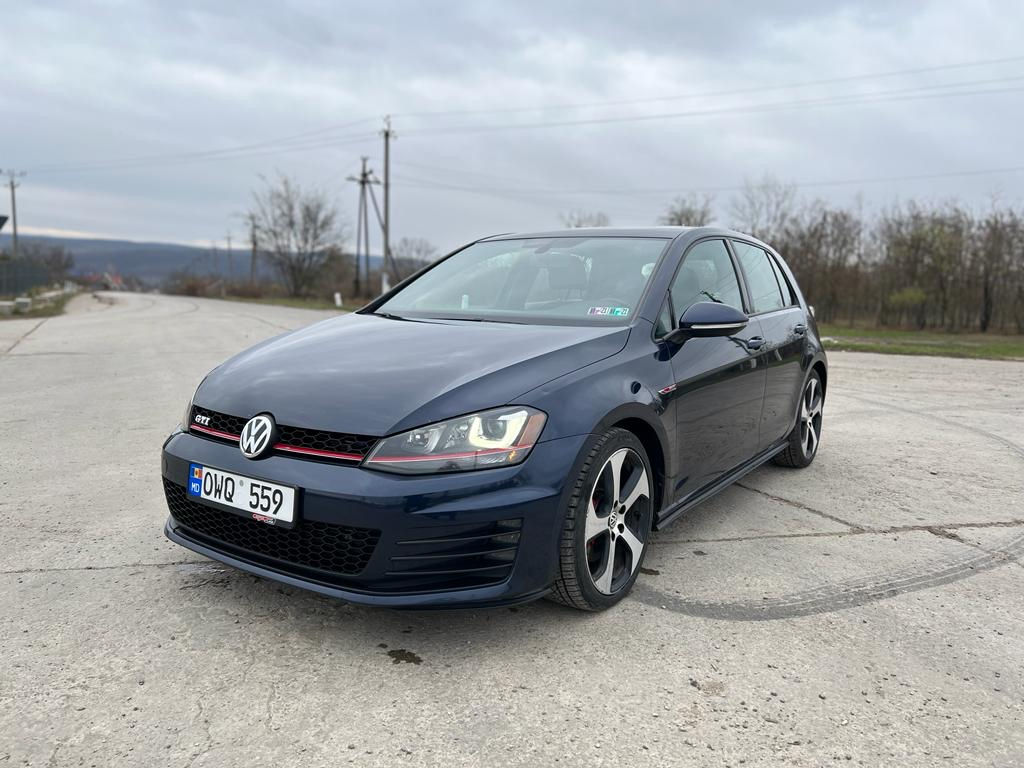 Volkswagen Golf an. 2015 cu rulaj 105000 km, Benzină, 12000