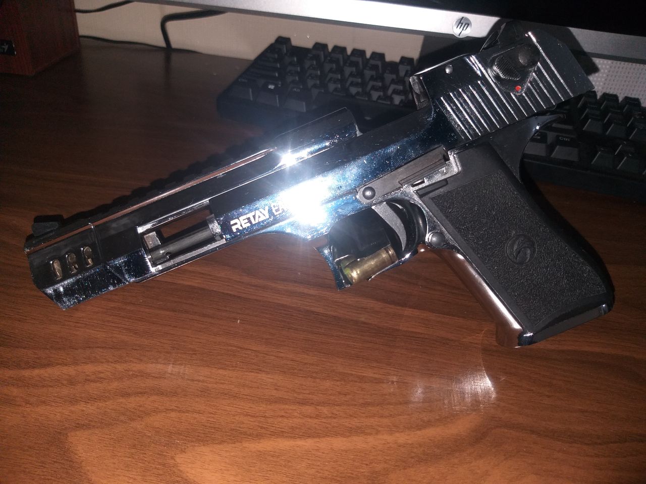 deser eagle xu pistolu e cu gloante oarbe nu necesita permis de port arma!!