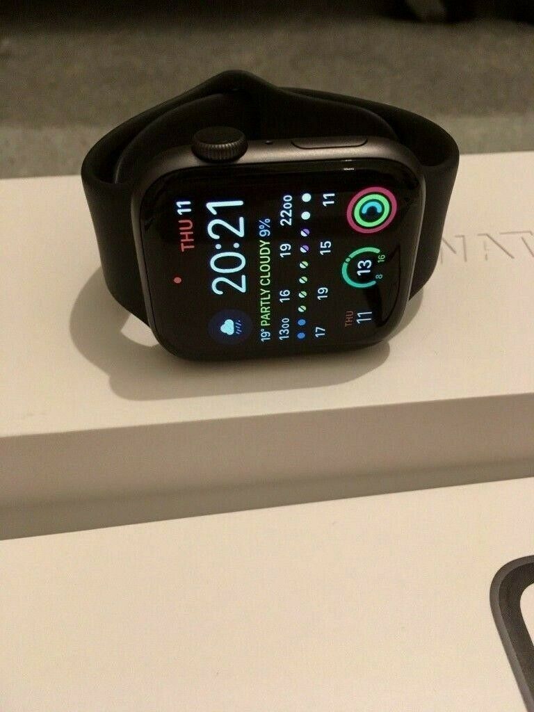 Apple Watch 4, 44 mm Space Gray