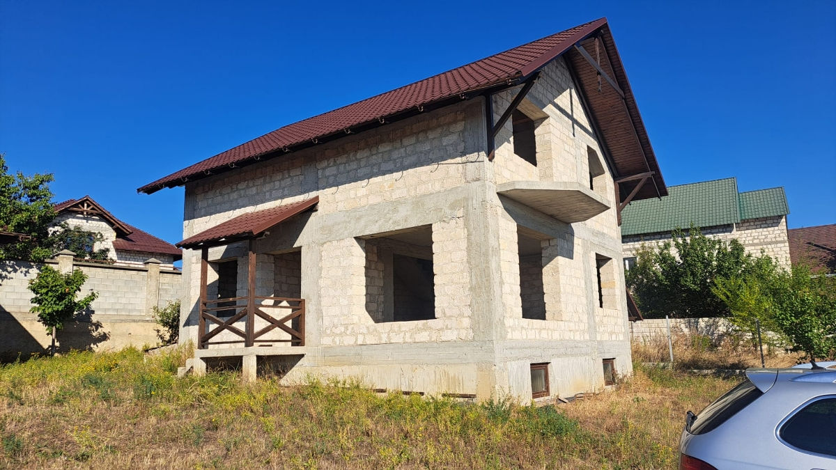 Vând casa cu subsol + teren 10 ari