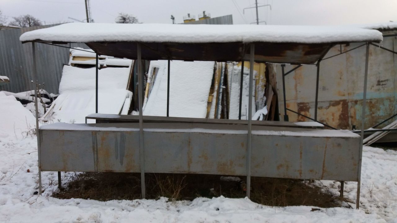 Торговый прилавок с навесом