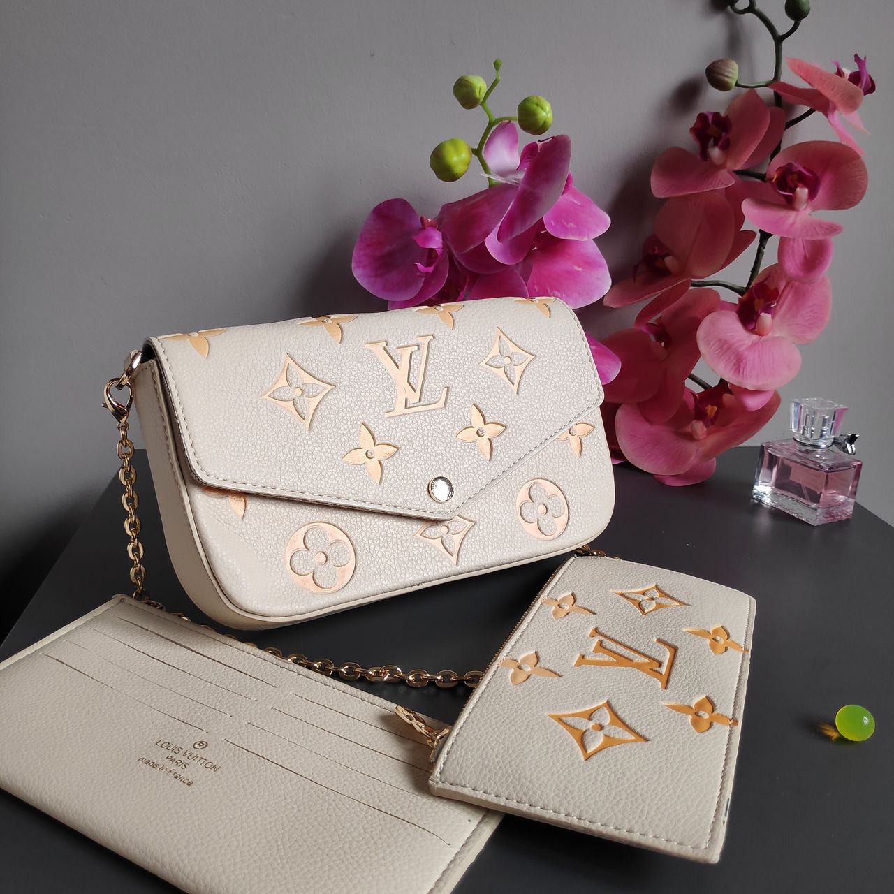 Geanta Louis Vuitton . Piele ecologică.