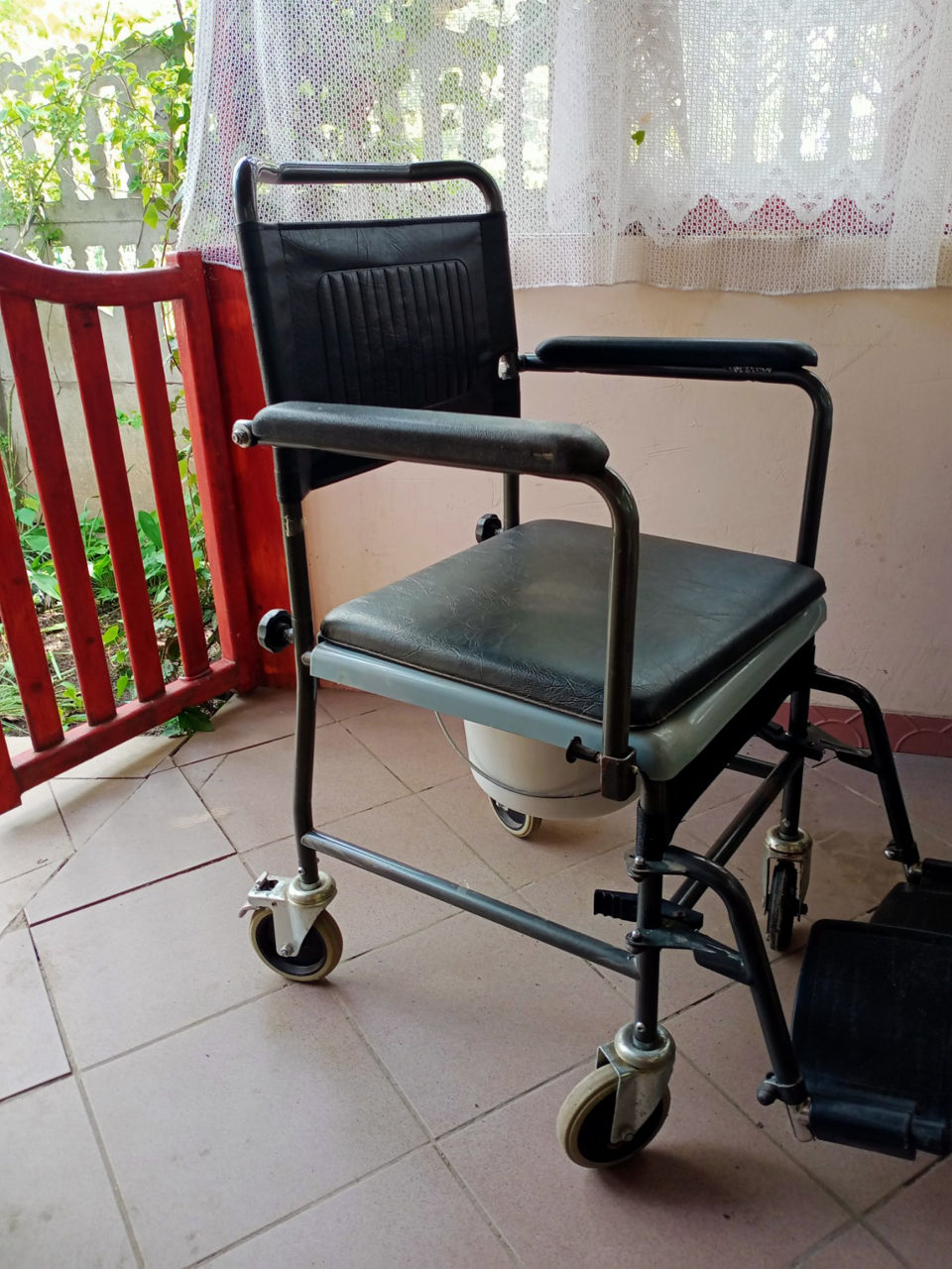 Scaun cu rotile (WC)