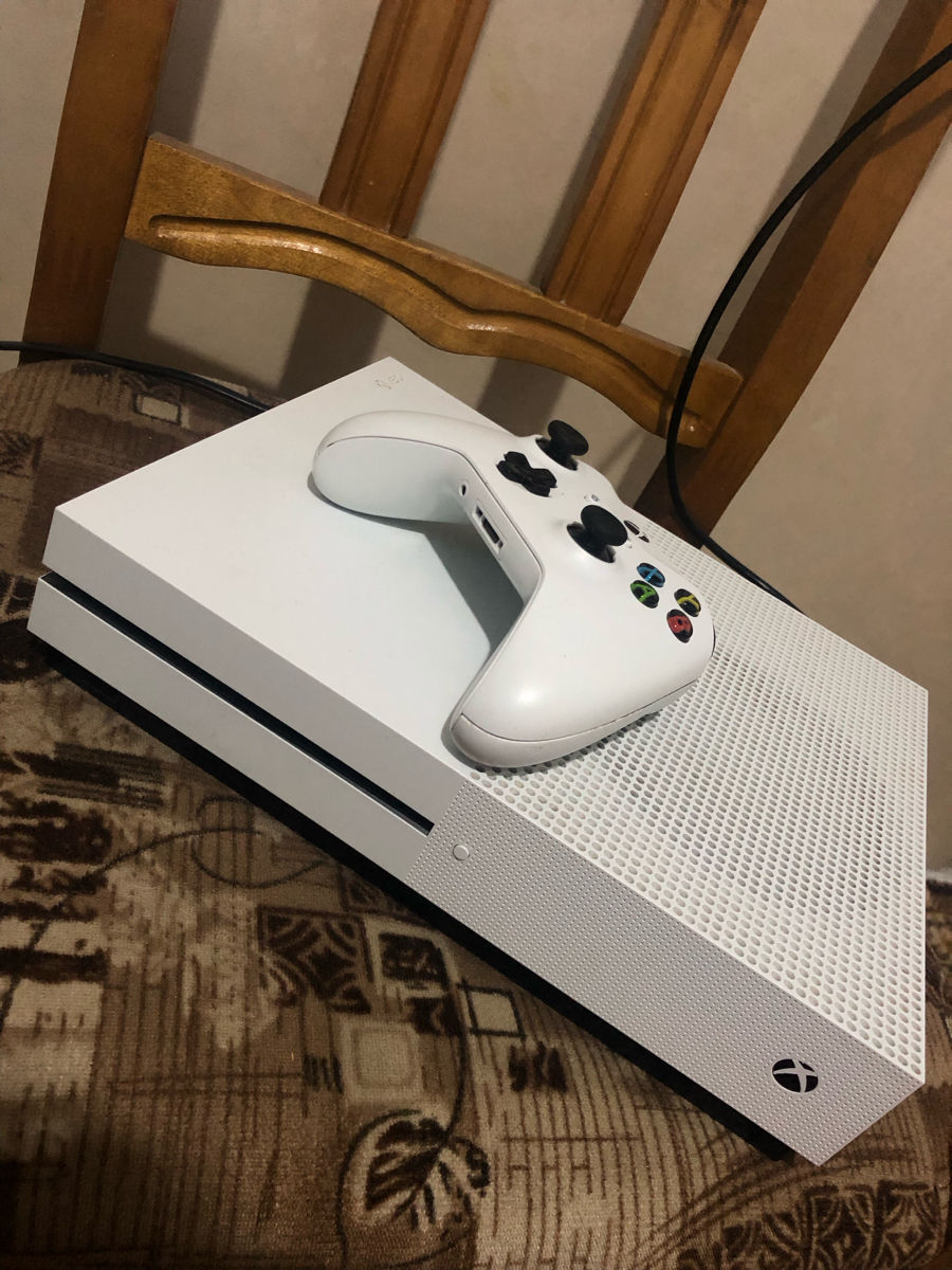 Продам Xbox one S в отличном состоянии
