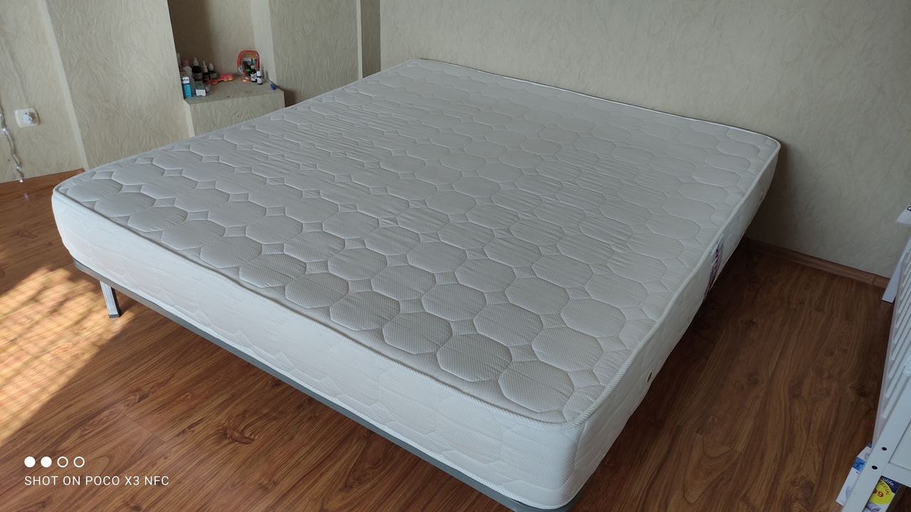 Продам матрас с каркасом!