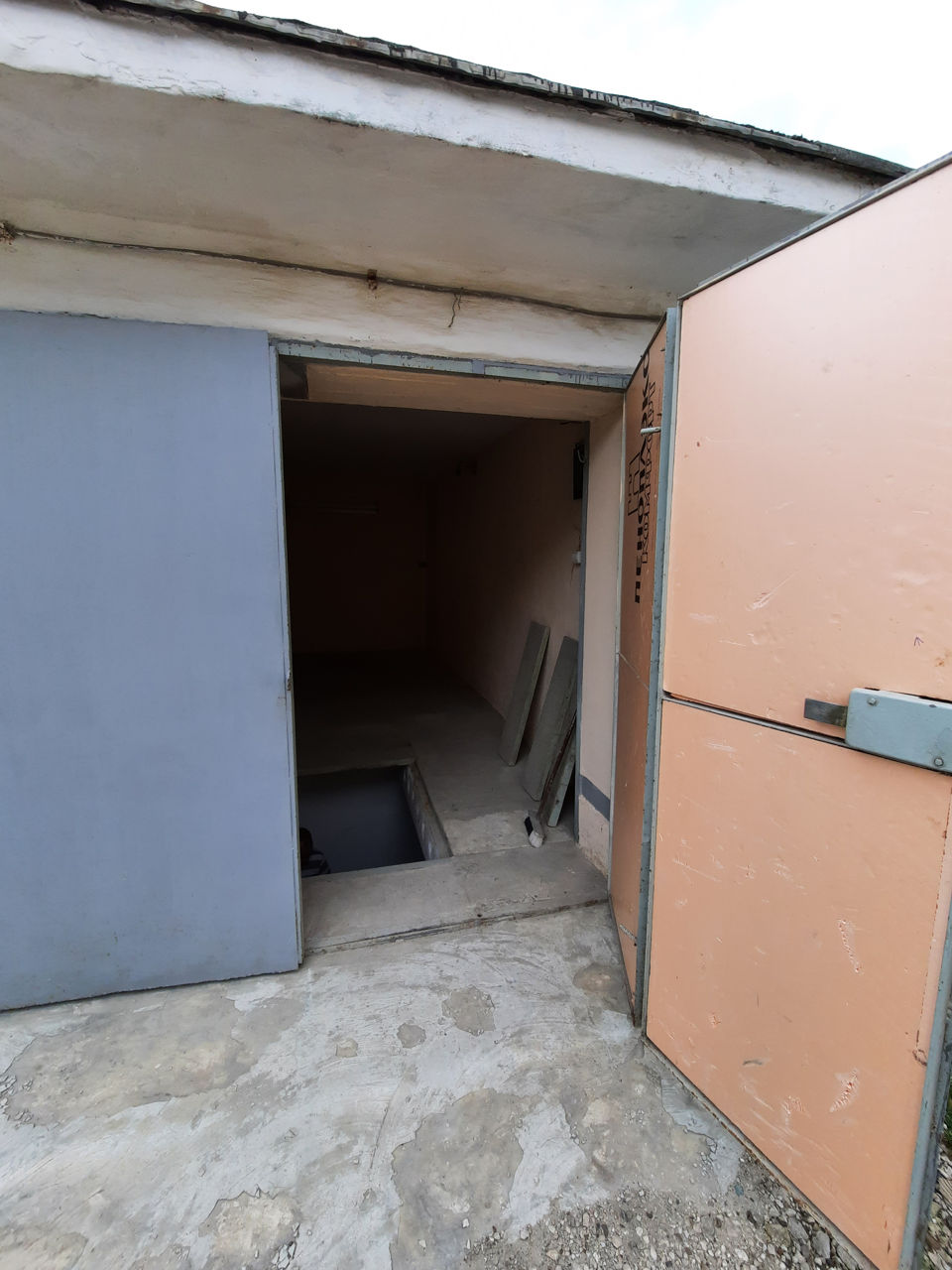 De vinzare garaj piatra cu beci